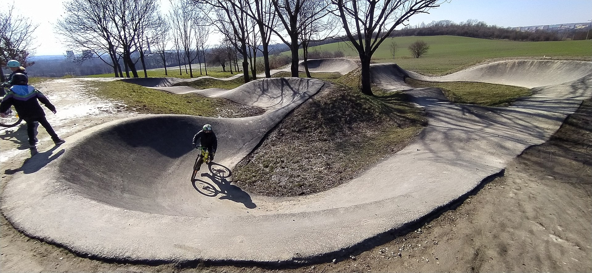 Na Zelnici vzniká pumptrack pro cyklisty, koloběžkáře i skateboardisty | město Slavkov u Brna
